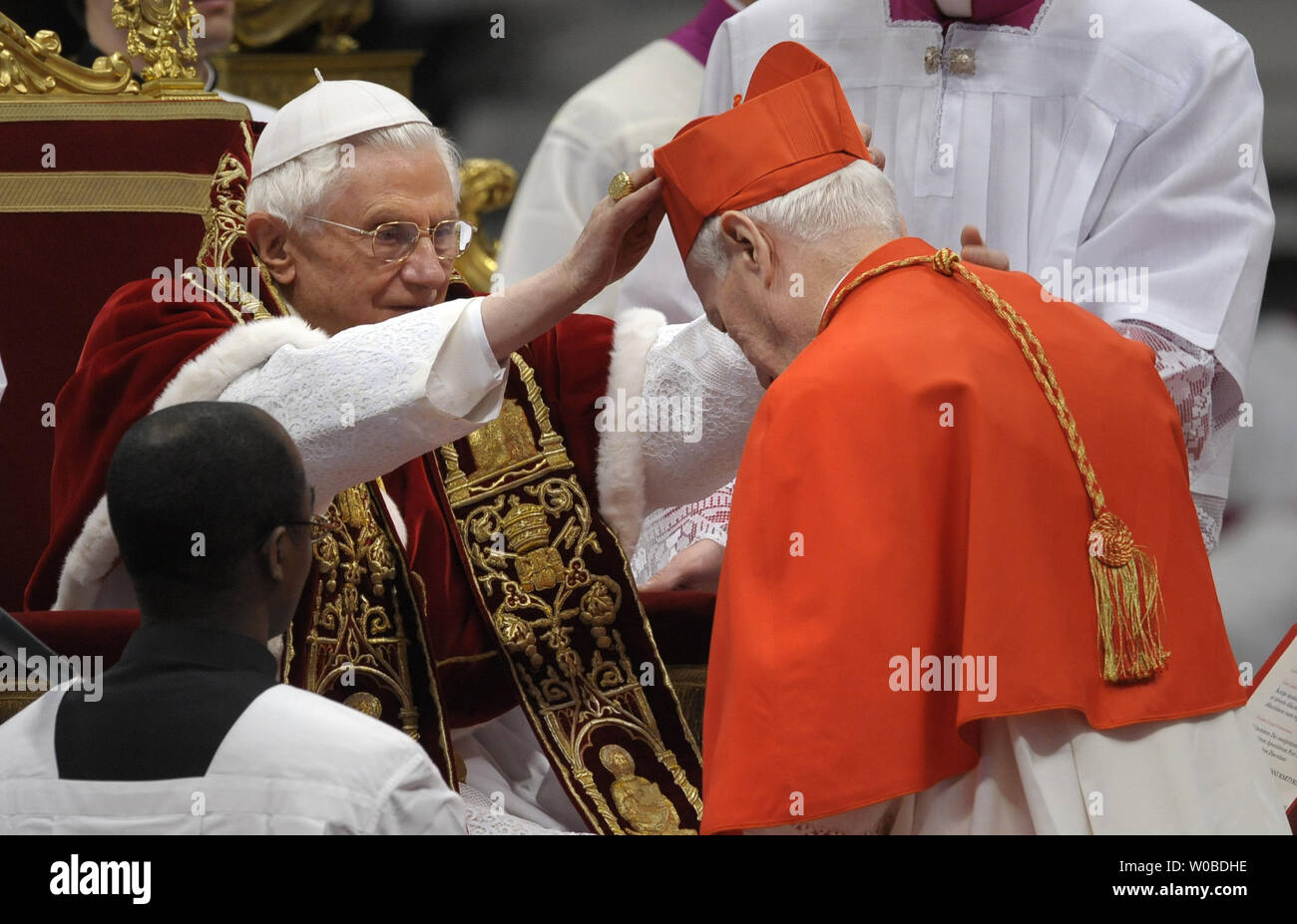 Statua saint paul peters basilica hi-res stock photography and images ...