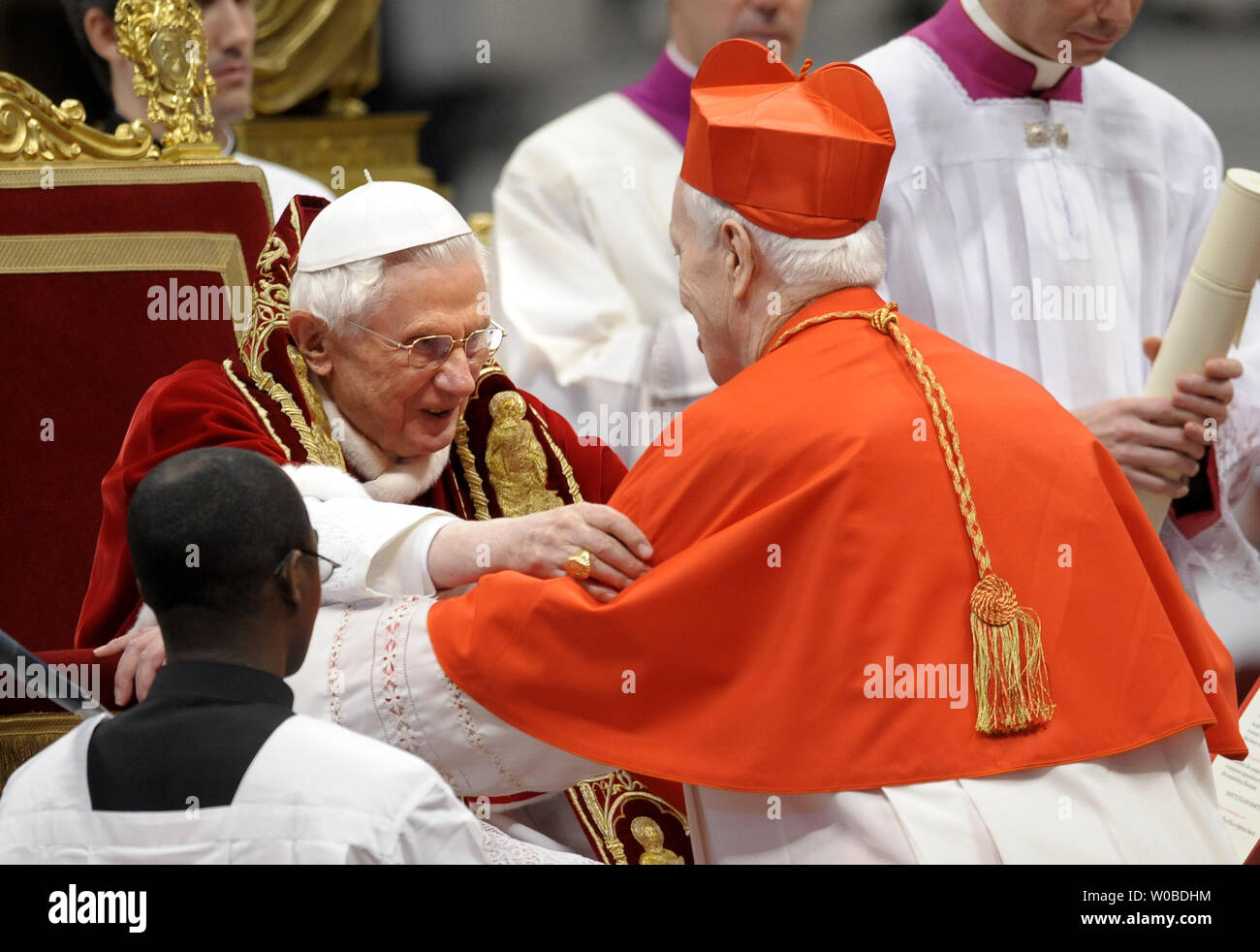 Statua saint paul peters basilica hi-res stock photography and images ...