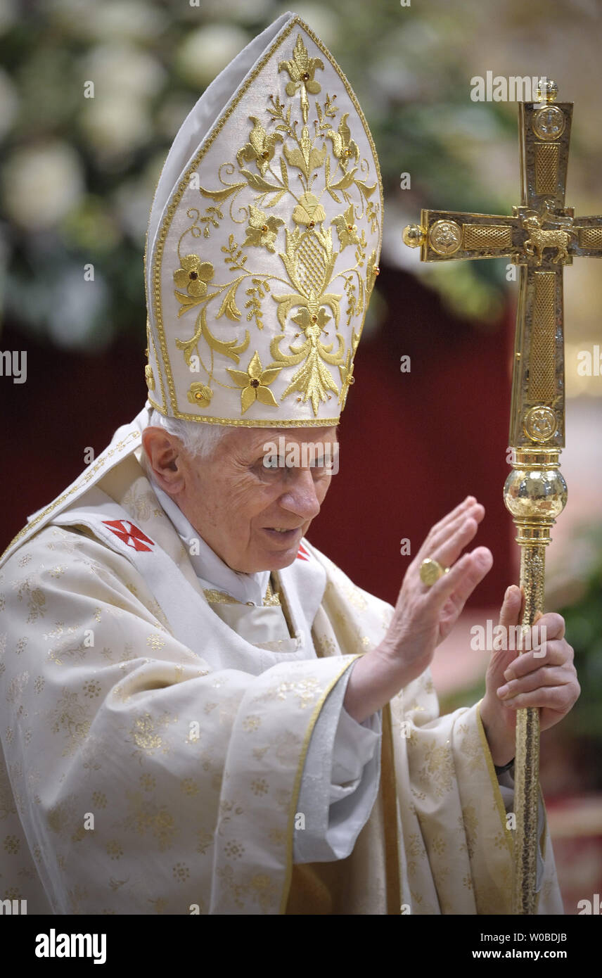 Cardinal tarcisio bertone hi-res stock photography and images - Alamy
