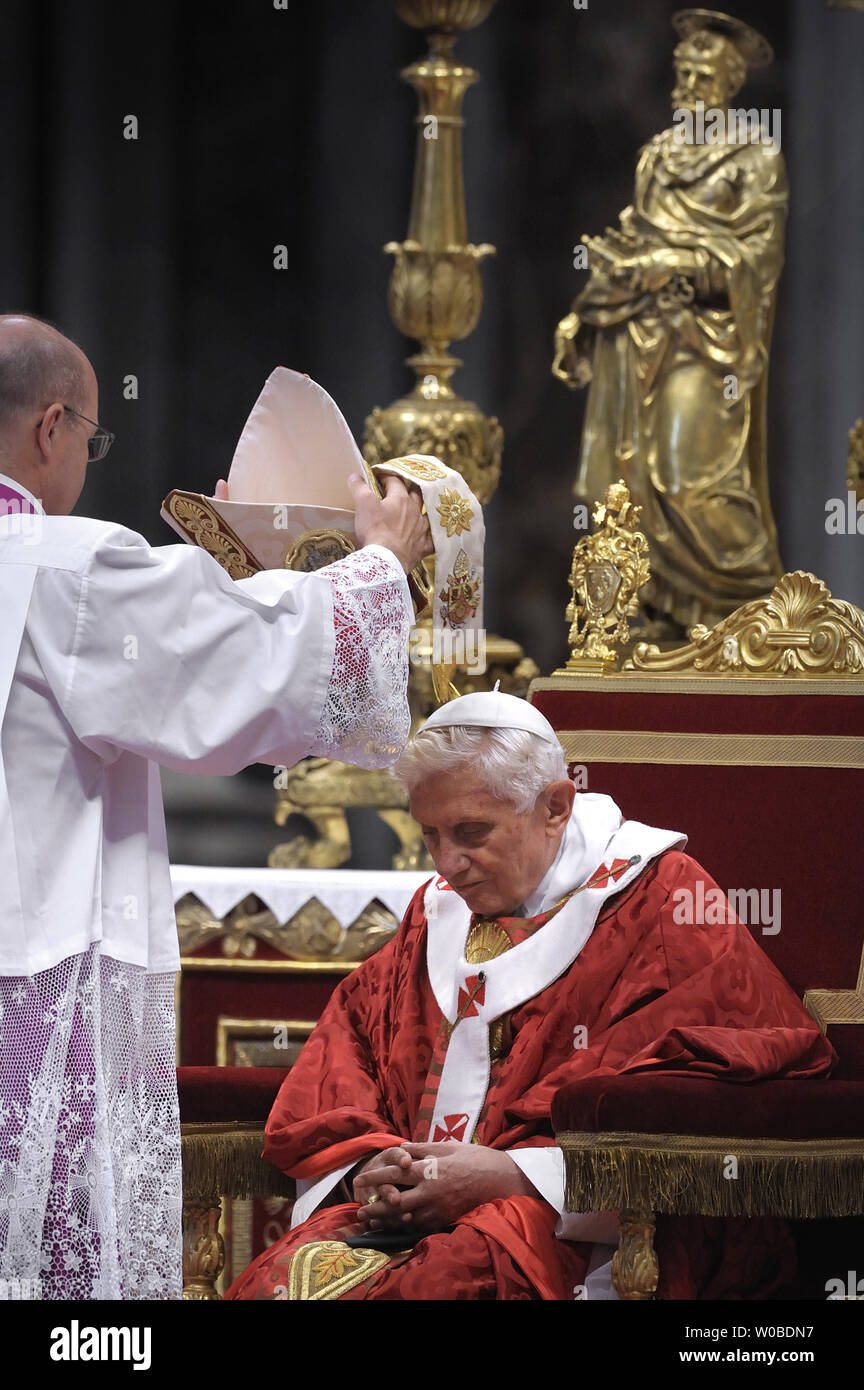 Pope Benedict XVI holds a mass and bestows the pallium on 44 new ...