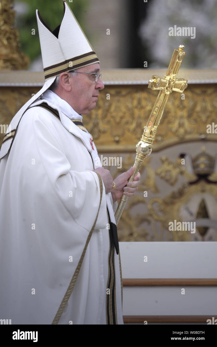 Pope francis celebrates easter mass in saint peters square hi-res stock ...