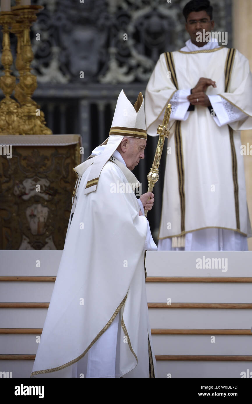 Pope Francis celebrates Easter Mass in St. Peter's Square at the ...