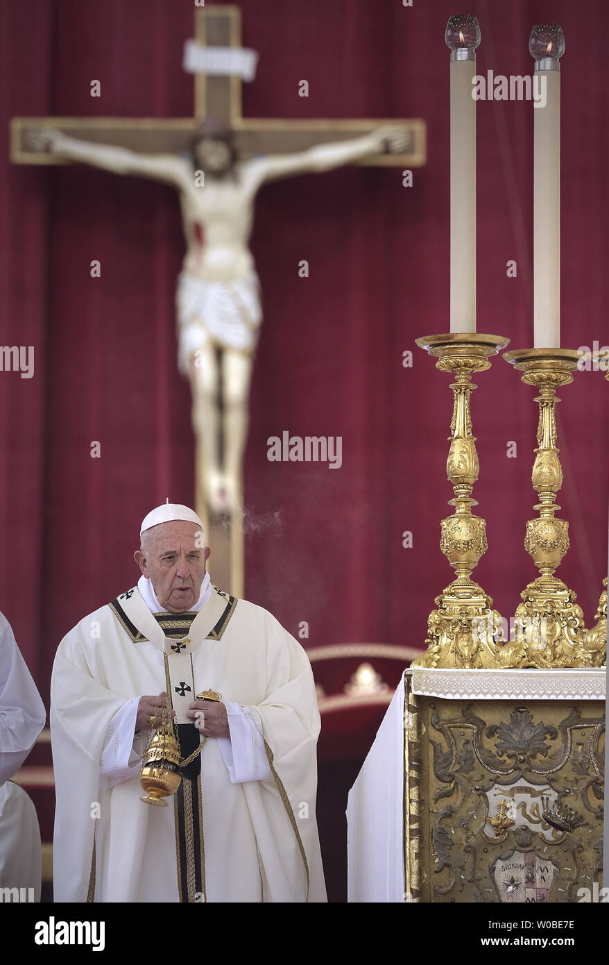 Pope Francis celebrates Easter Mass in St. Peter's Square at the ...