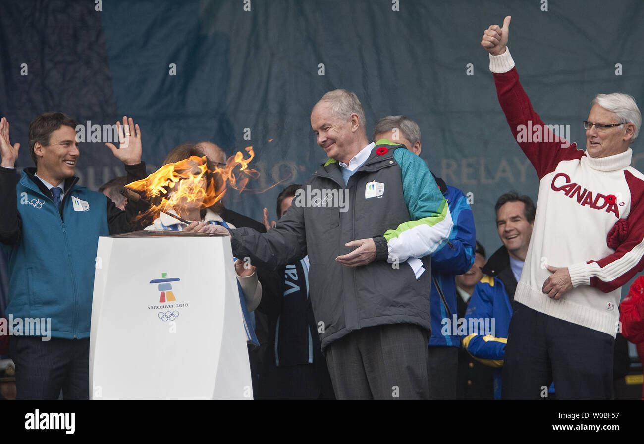 Vancouver Mayor Gregor Robertson (L) and British Columbia (BC) Premier ...