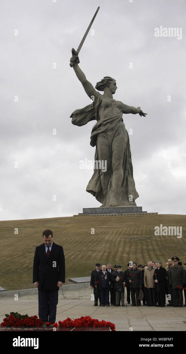 Russian President Dmitry Medvedev (L) visits the Mamayev Kurgan ...