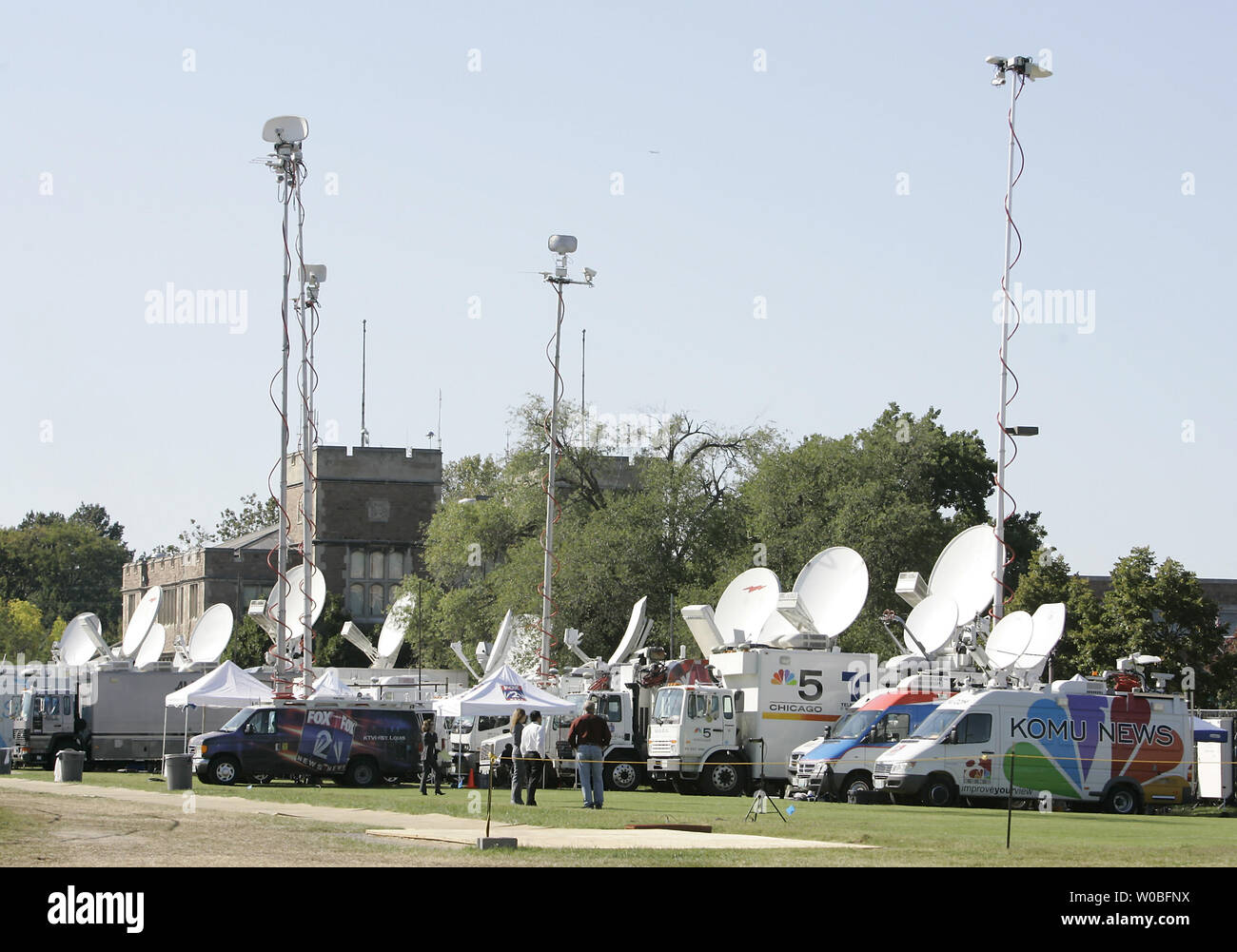 Satellite trucks hi-res stock photography and images - Alamy