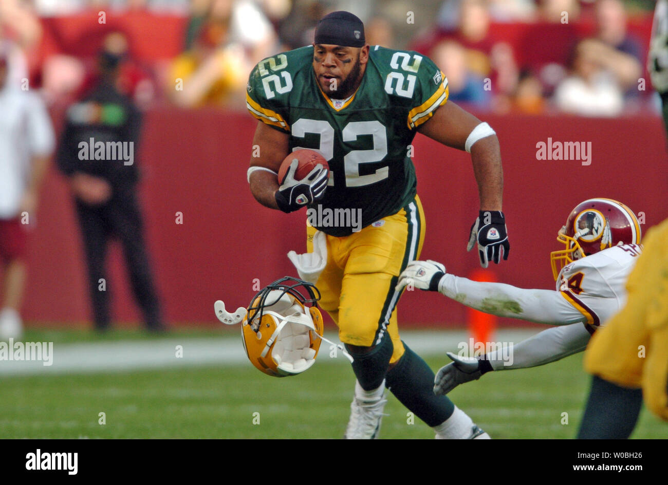 Green bay packers helmet hi-res stock photography and images - Alamy