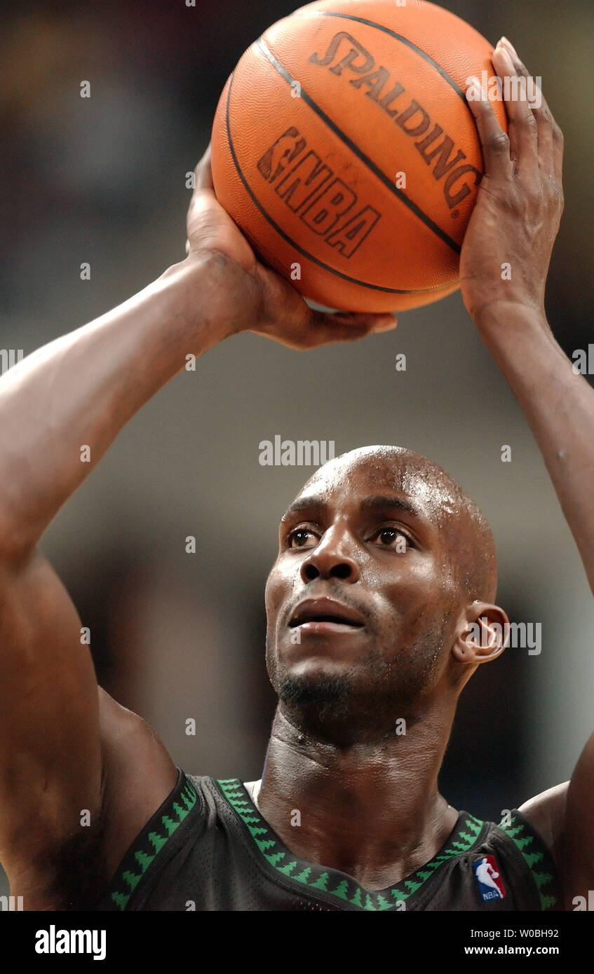 Kevin garnett timberwolves hi-res stock photography and images - Alamy