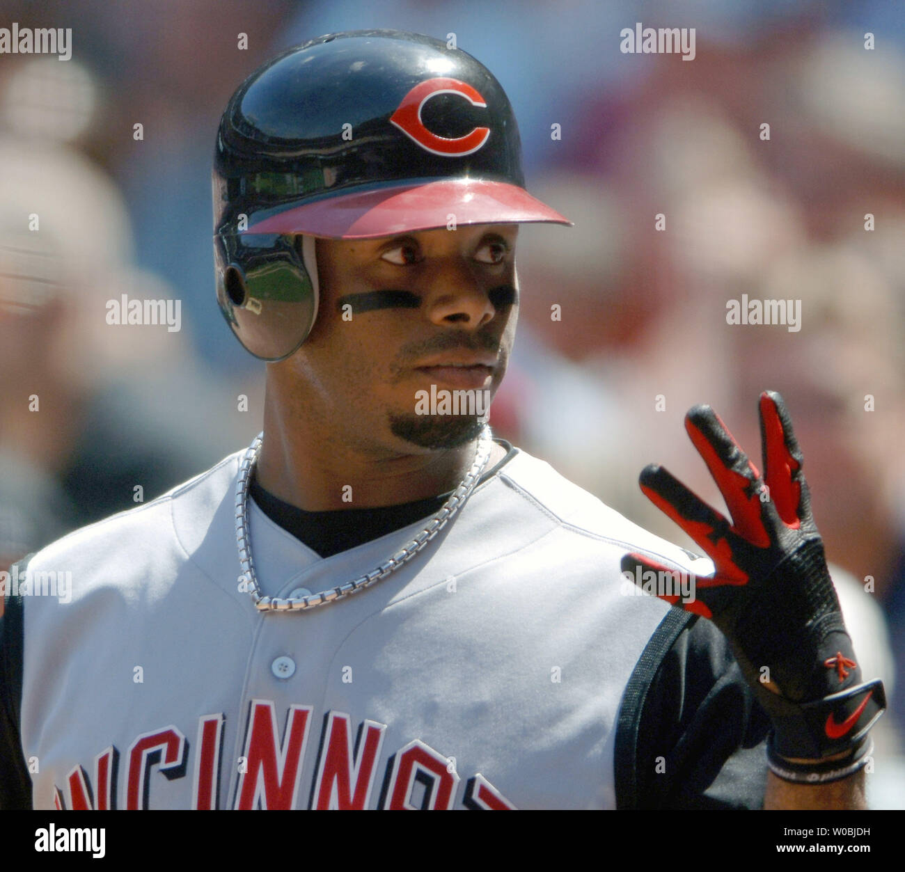 Ken griffey jr and bat hi-res stock photography and images - Alamy