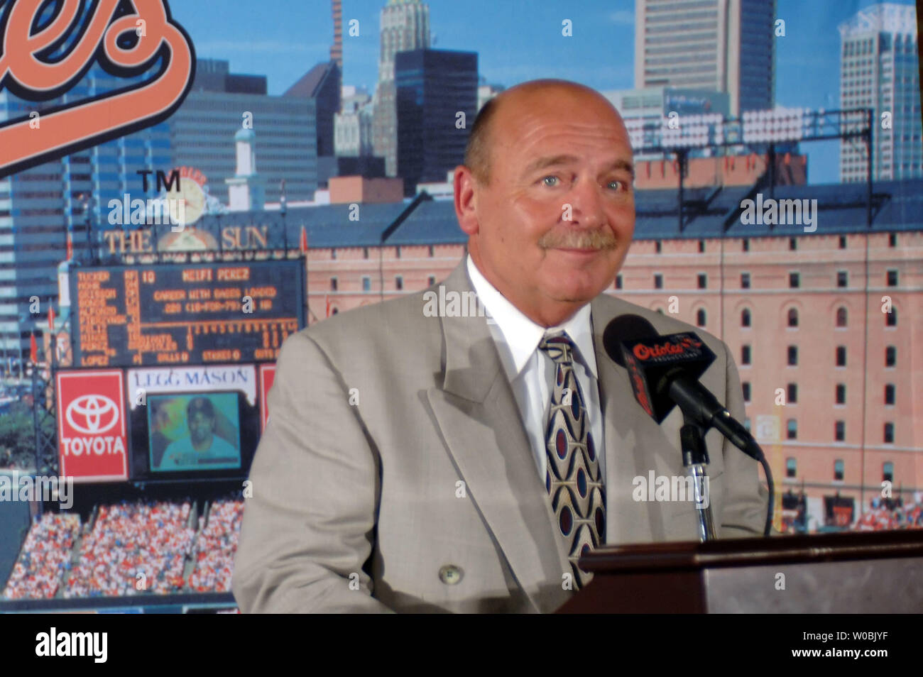 Leo mazzone hi-res stock photography and images - Alamy