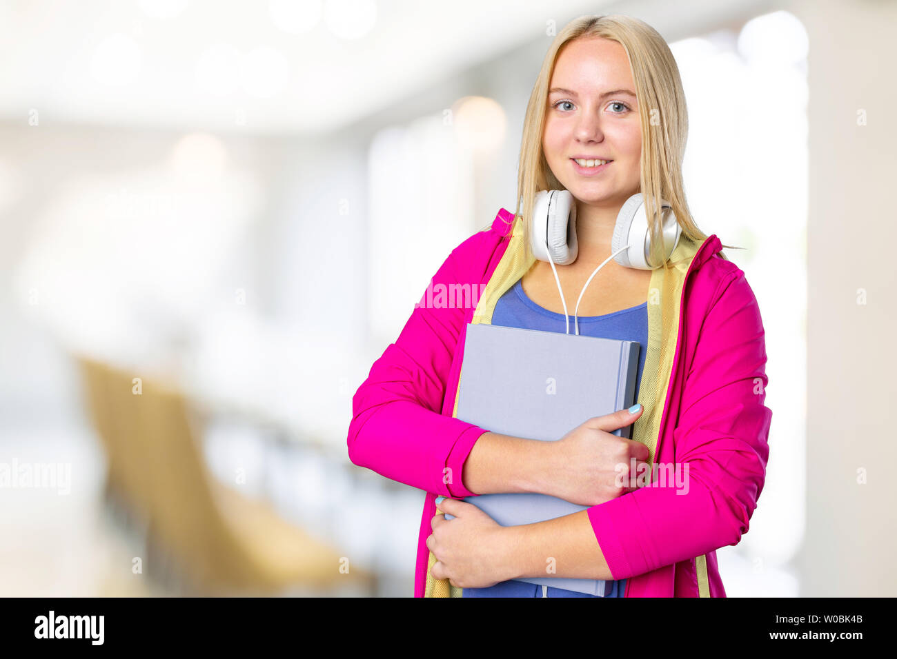 woman hand holding a book Stock Photo - Alamy
