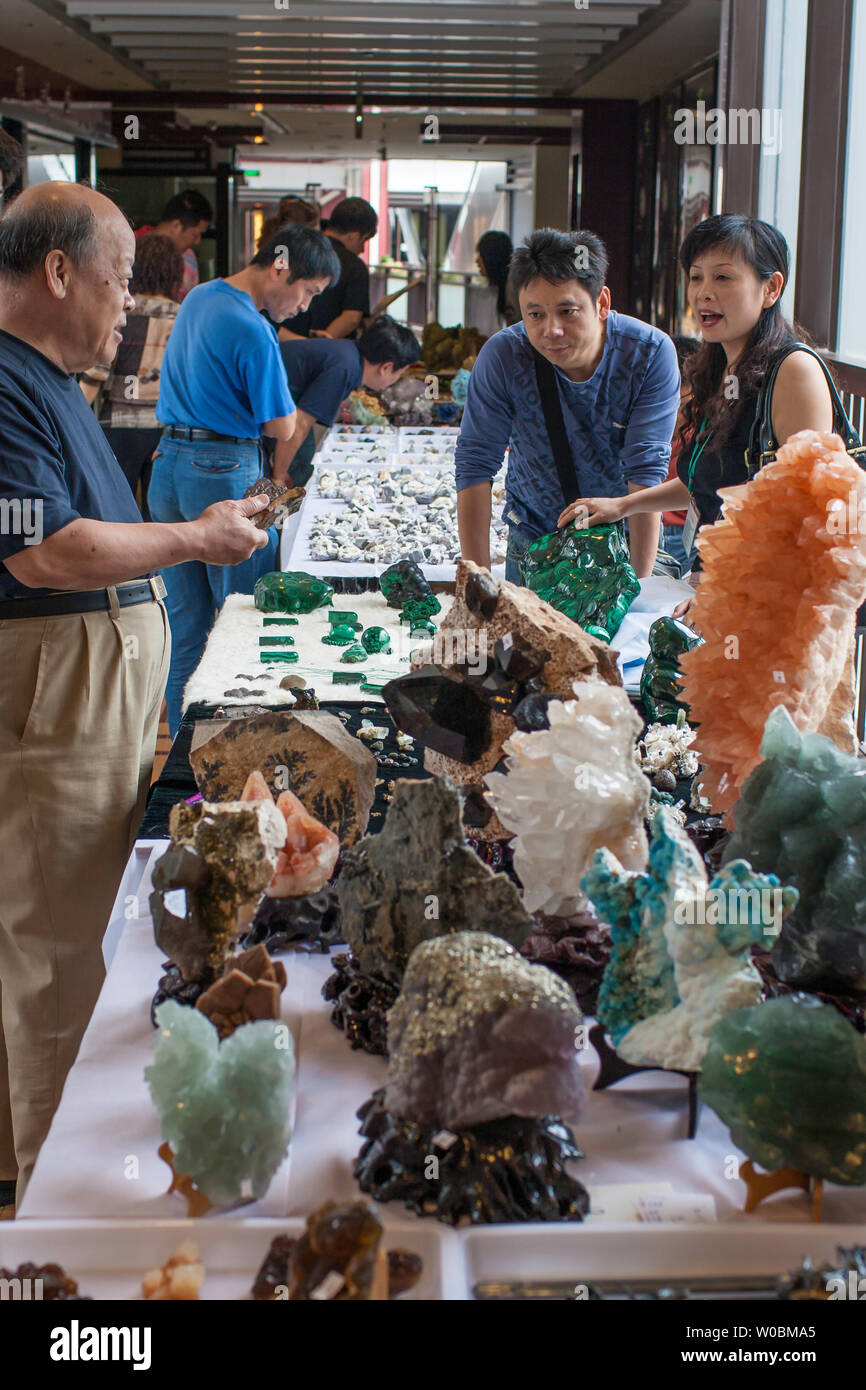Children at crystal market hi-res stock photography and images - Alamy