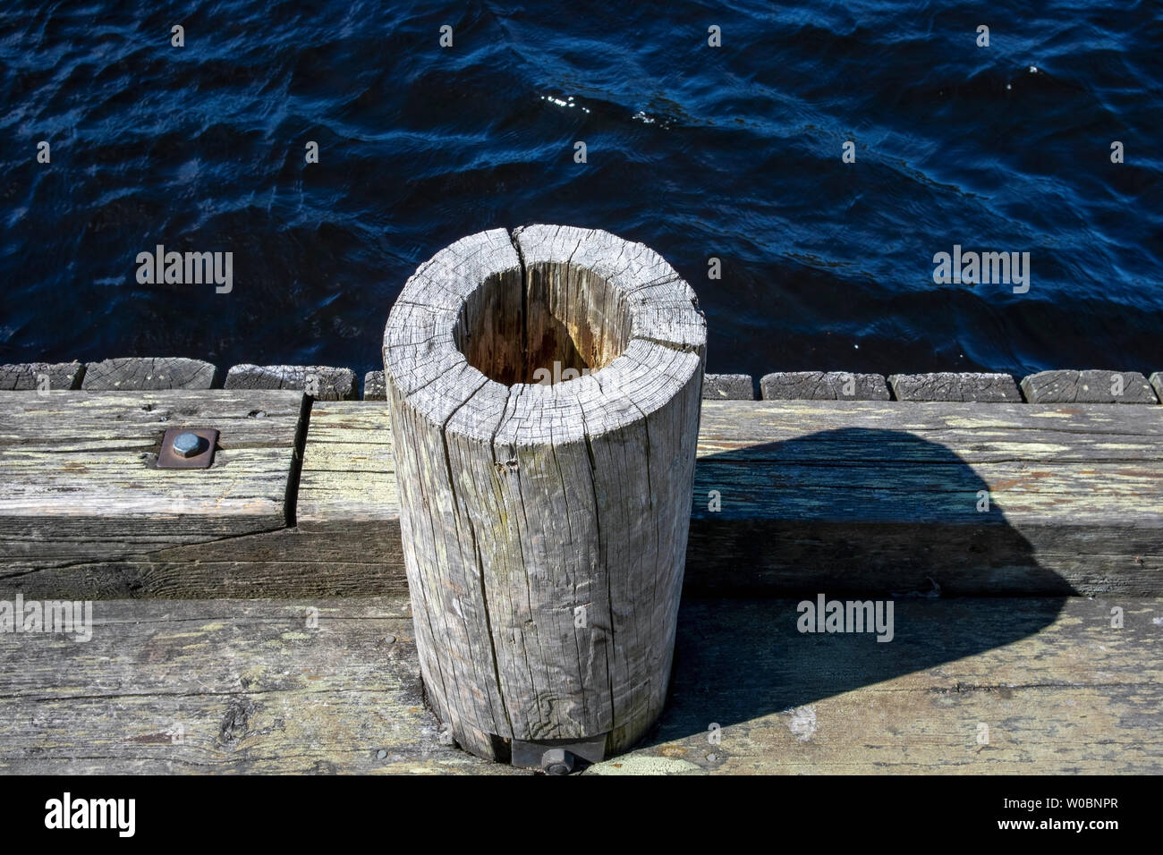 Round wooden dock hi-res stock photography and images - Alamy