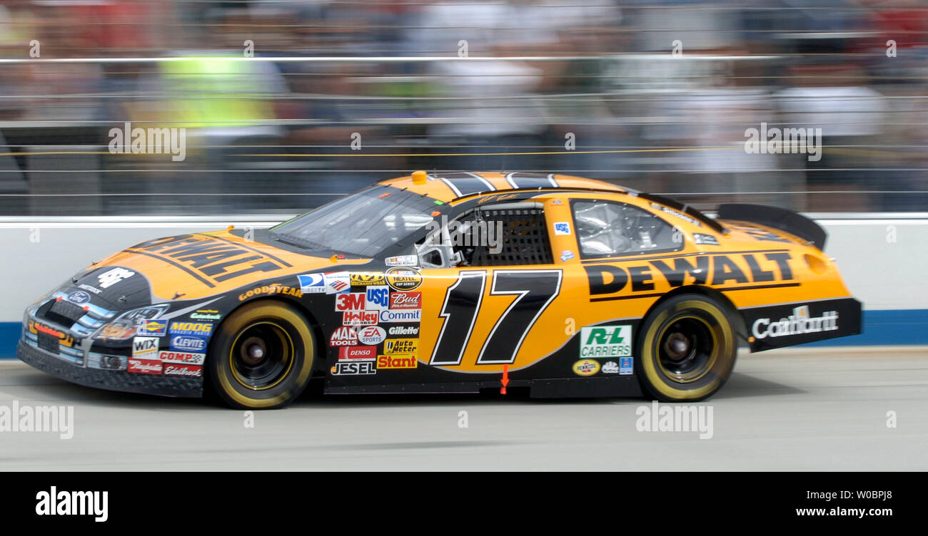 Matt Kenseth (17) races in the Nextel Cup Series Dover 400 on September ...