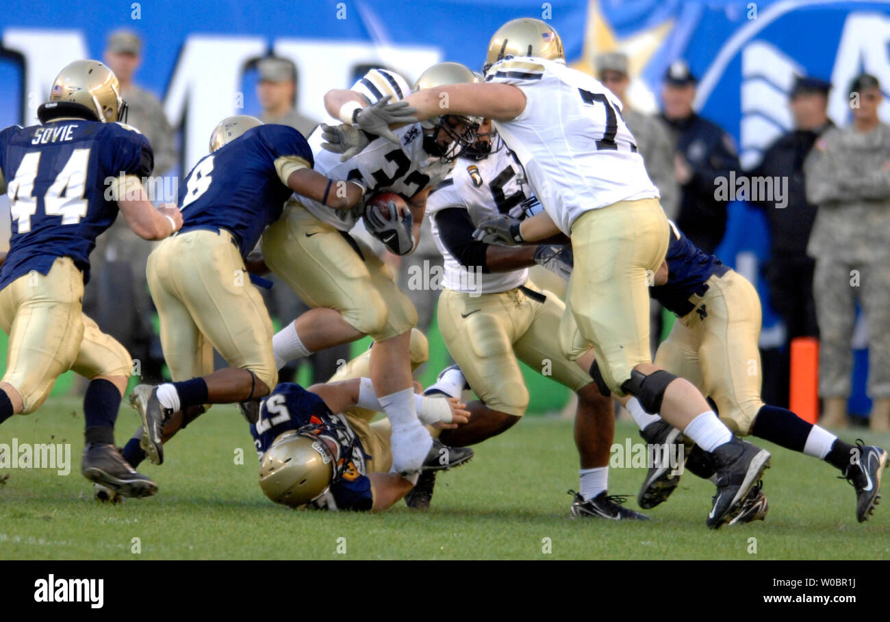 Army's Mike Viti (33) picks up a first down on a 4-yard run in the ...