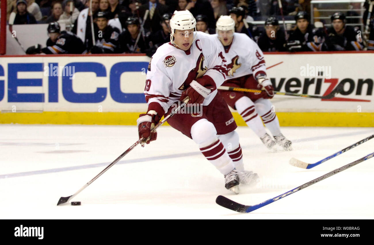 The Phoenix Coyotes right wing Shane Doan (19) shoots on goal in the ...