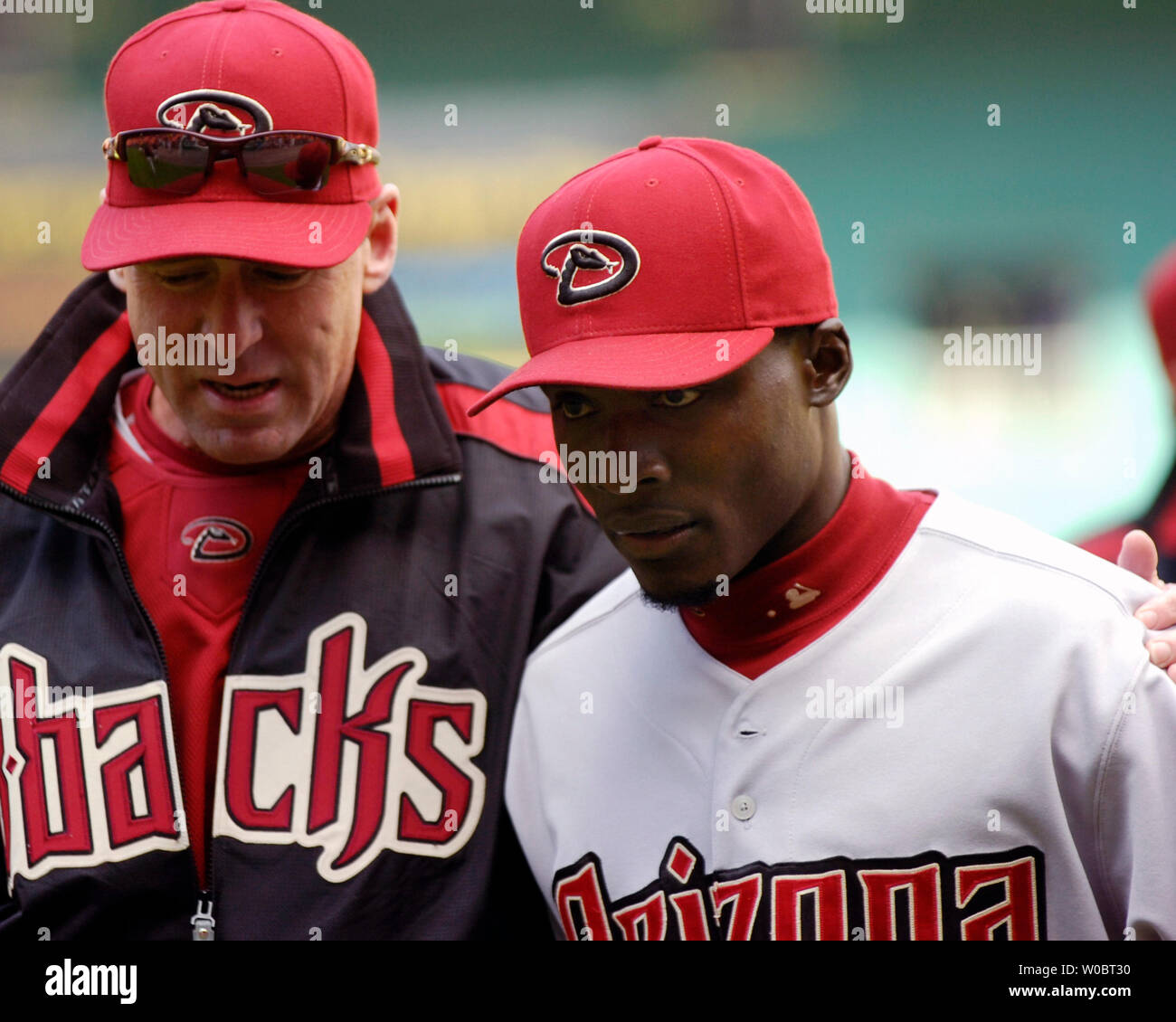 Arizona Diamondbacks manager Bob Melvin (L) talks with second baseman ...