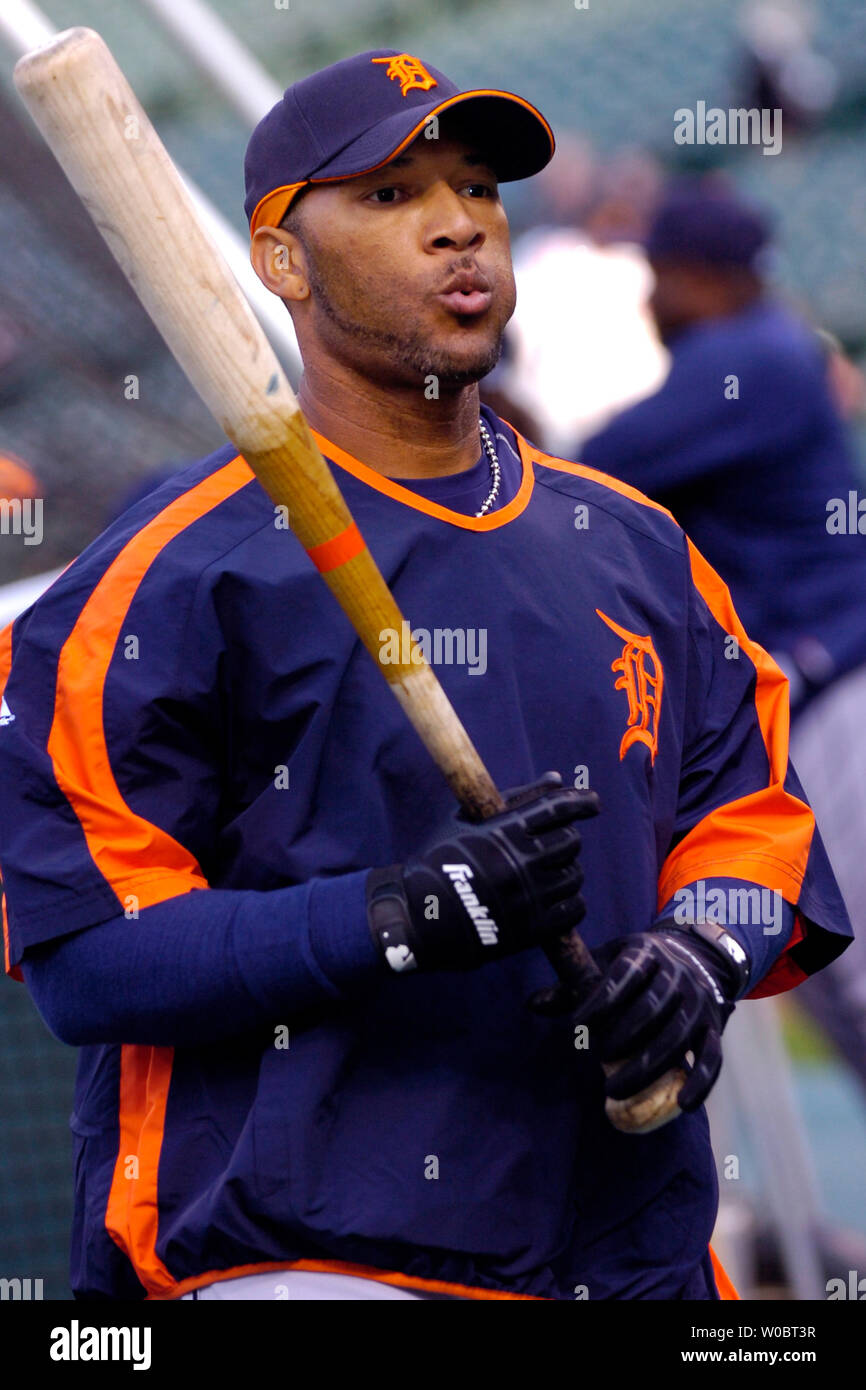 Detroit Tigers right fielder Gary Sheffield warms up during batting ...