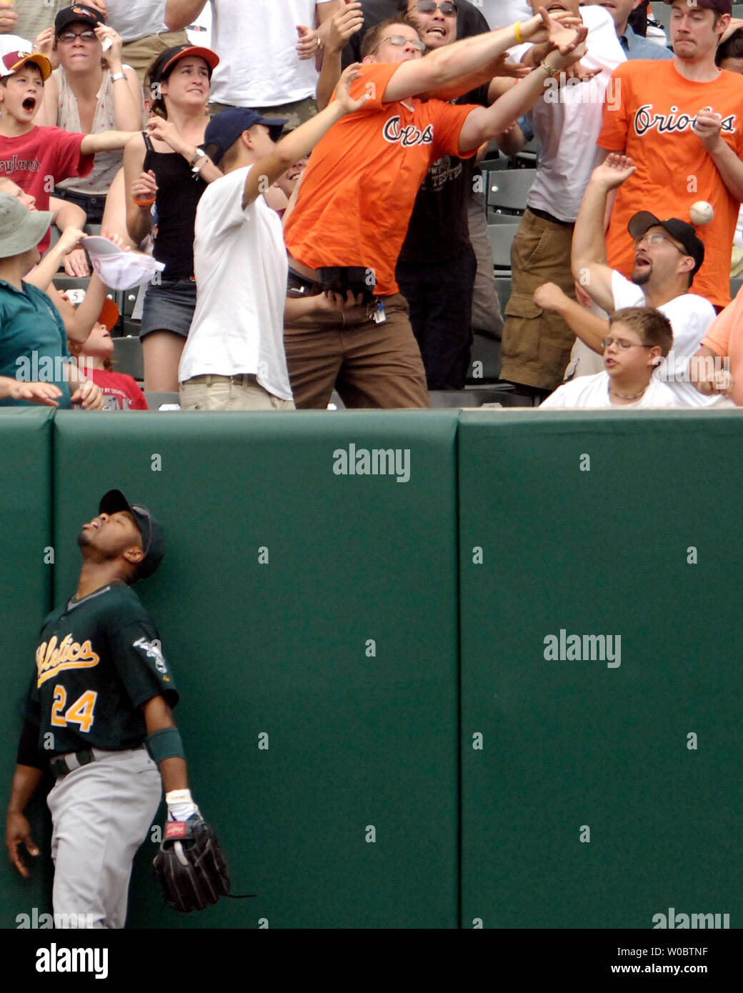 Head knocked off hi-res stock photography and images - Alamy