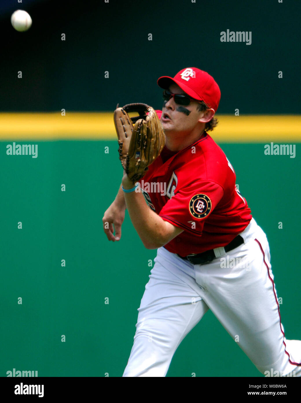 Washington Nationals right fielder Austin Kearns catches a line drive ...
