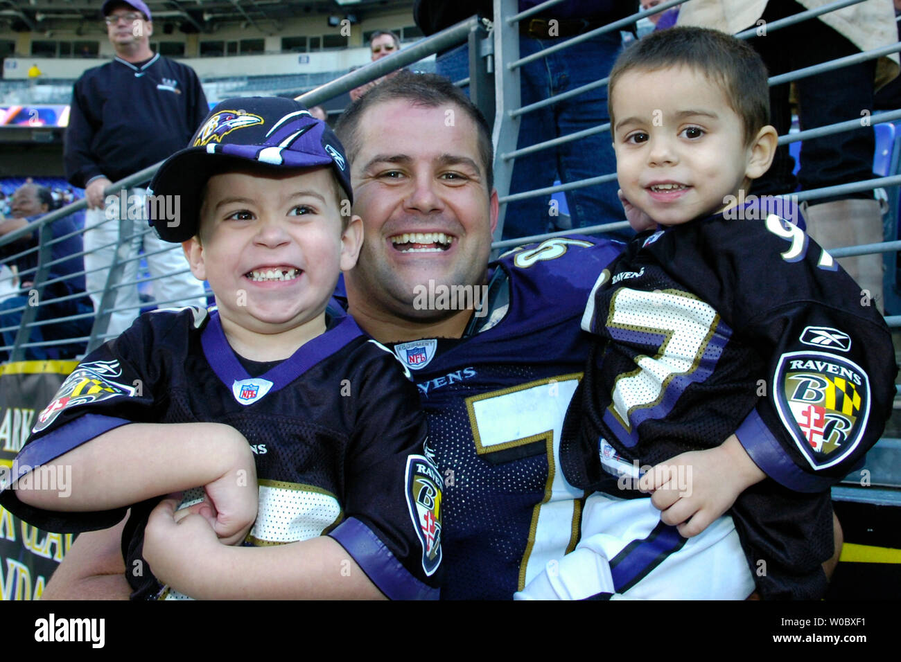 Baltimore Ravens defensive tackle Kelly Gregg celebrates the Raven 22-3 ...