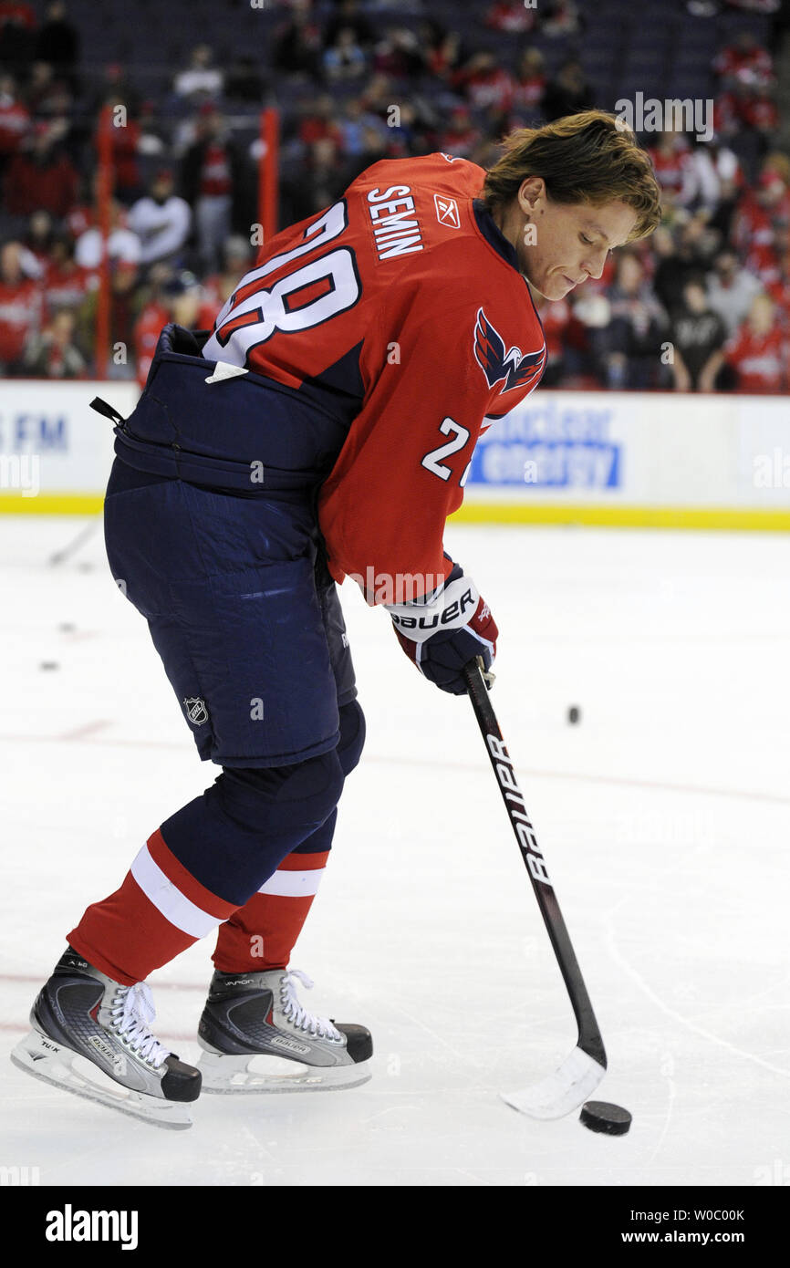 Washington Capitals left wing Alexander Semin (28) of Russia warms up ...