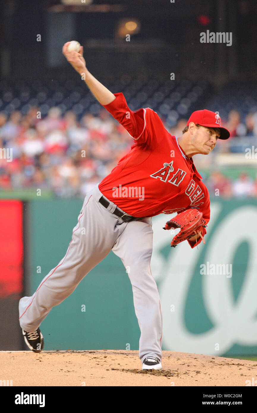 Los Angeles Angels starting pitcher Garrett Richards (43) pitches ...