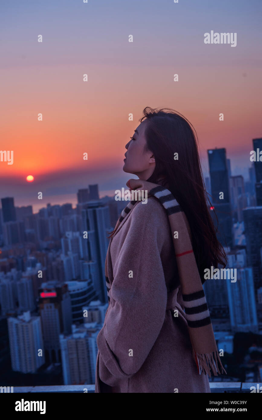 Rooftop girl hi-res stock photography and images - Alamy