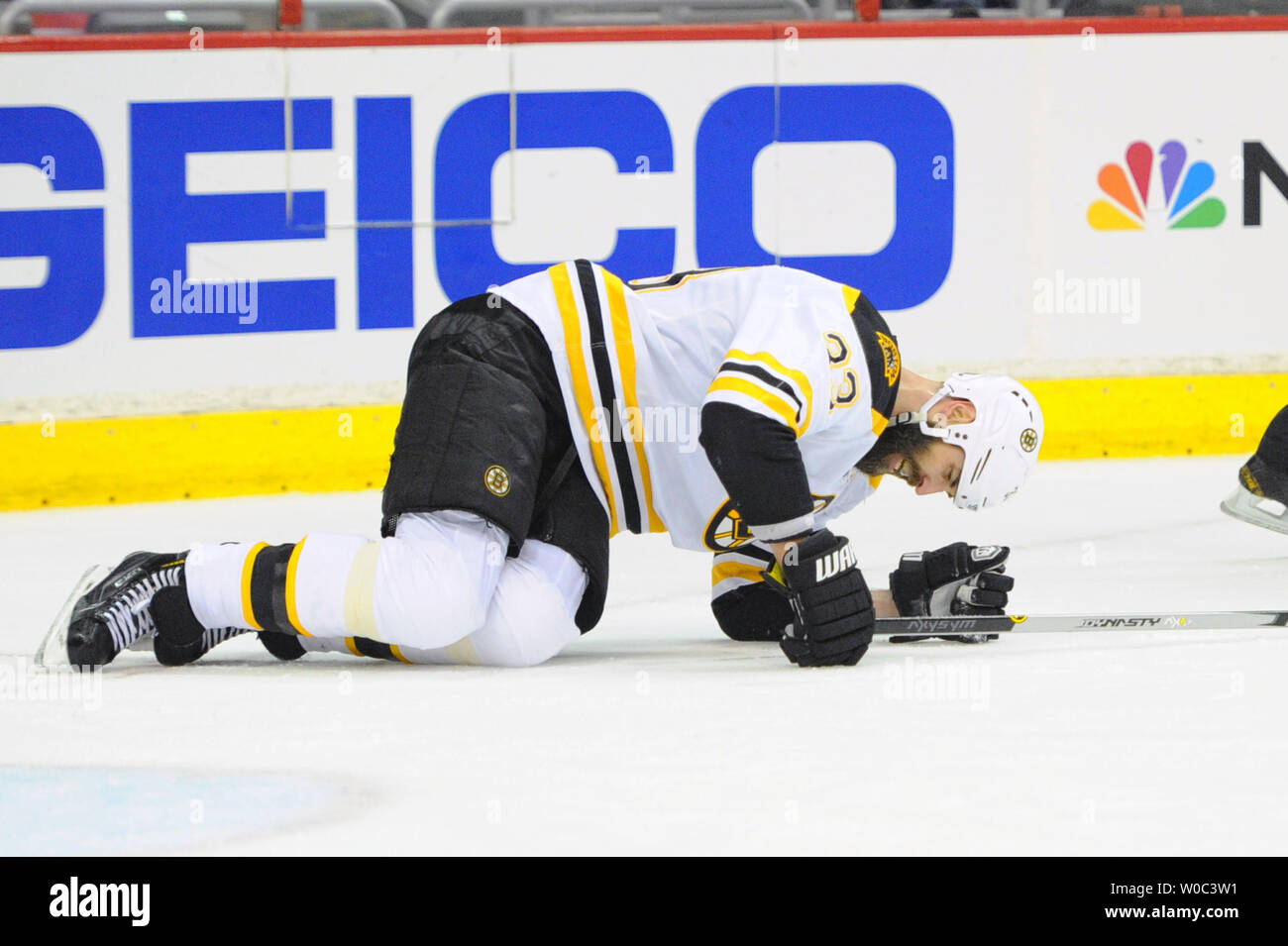 Zdeno chara hockey hit hi-res stock photography and images - Alamy