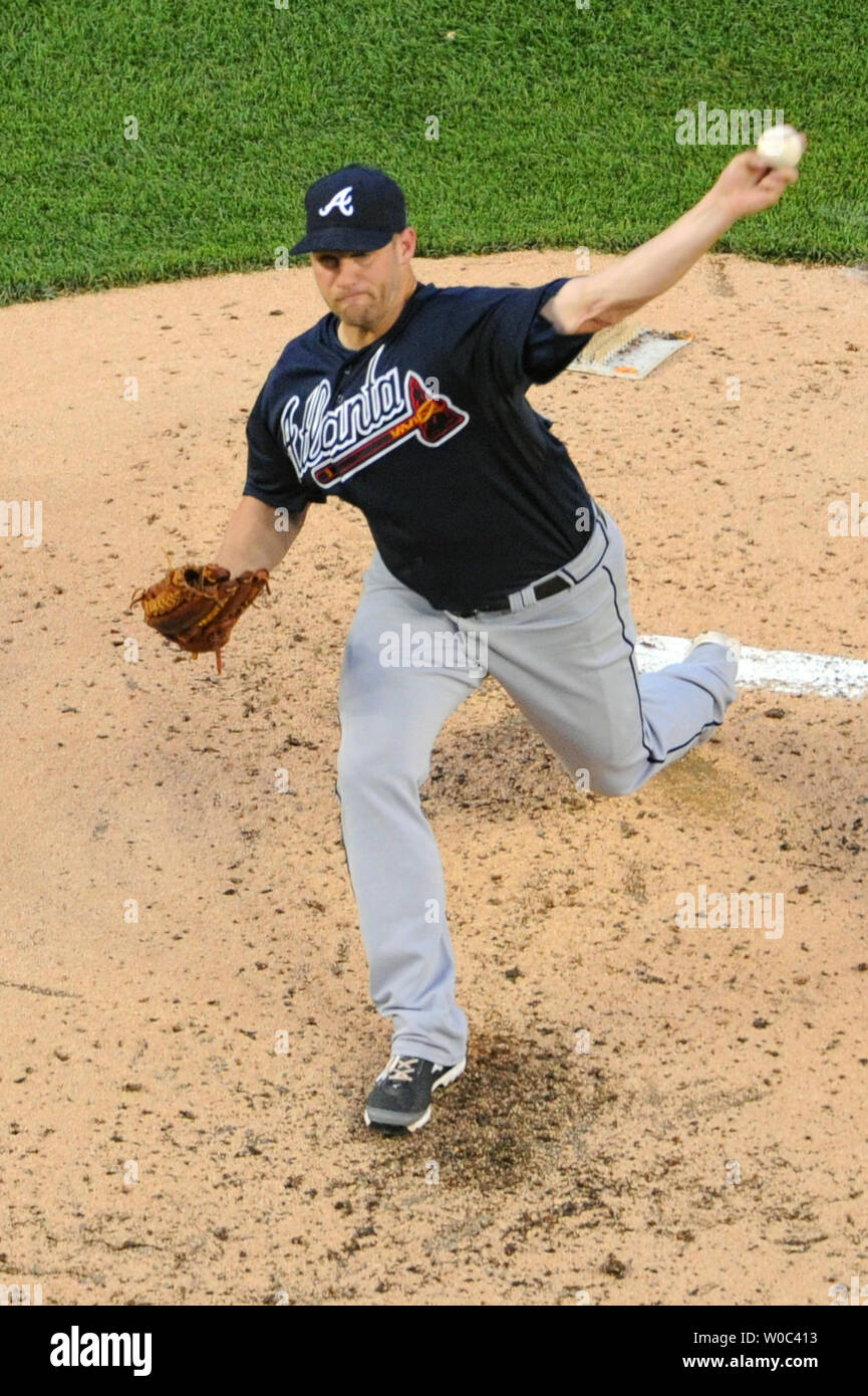 Atlanta Braves starting pitcher Eric Stults (37) pitches against the ...