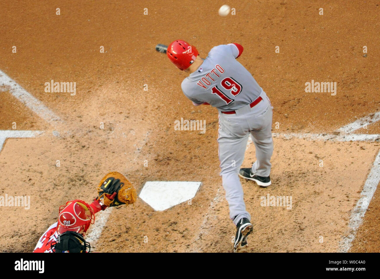 Cincinnati Reds first baseman Joey Votto (19) hits an RBI single in the ...