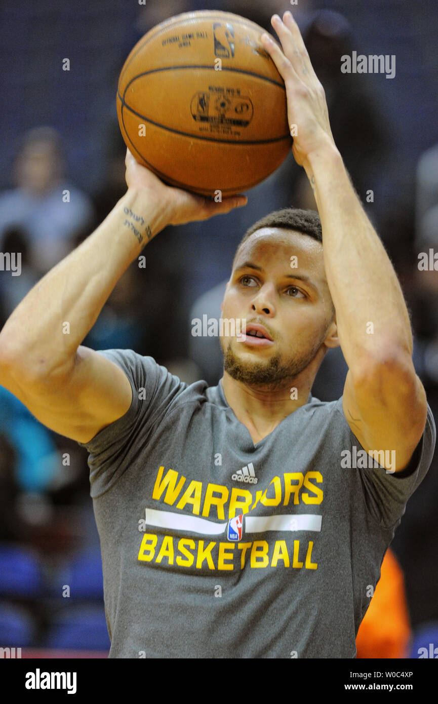 Golden State Warriors guard Stephen Curry (30) warms up prior to the ...