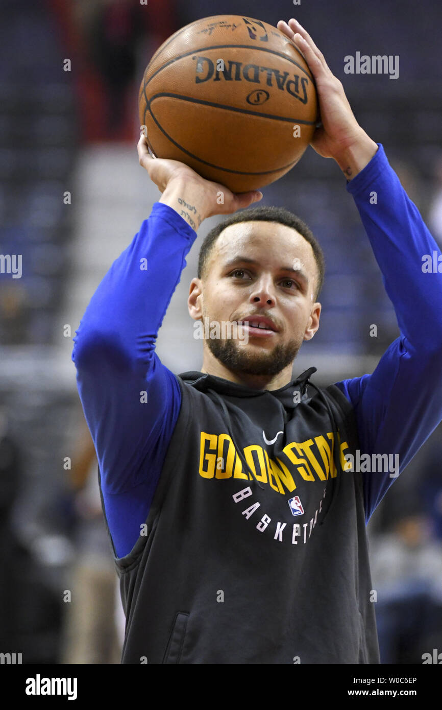 Golden State Warriors guard Stephen Curry (30) warms up at Capital One ...