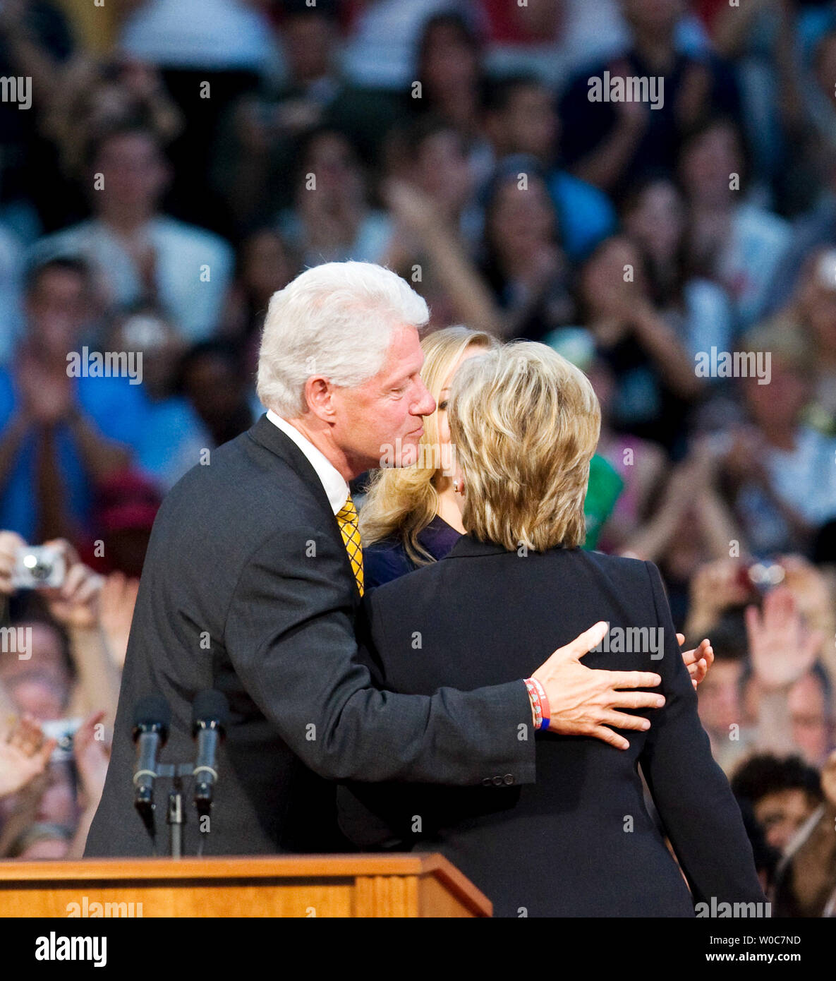 Bill and hillary clinton kiss hi-res stock photography and images - Alamy