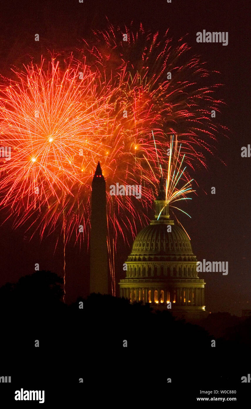 Fireworks explode in the sky above the Washington Monument and the U.S ...