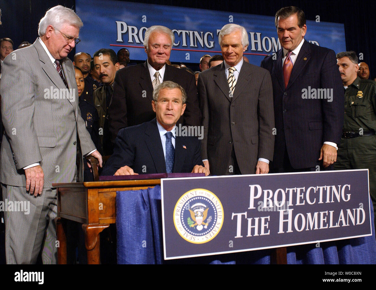 President Bush prepares to sign the Homeland Security Appropriations ...