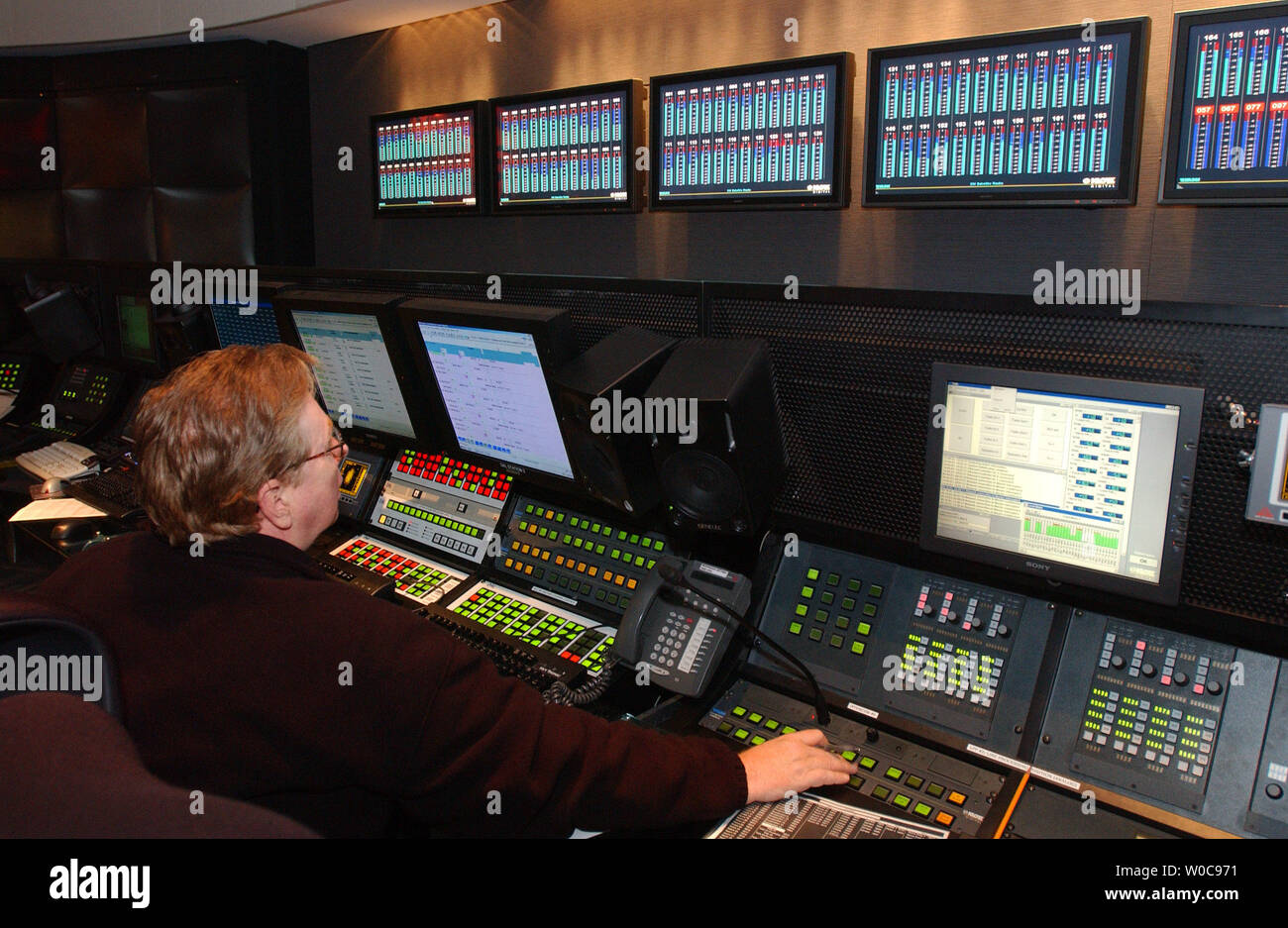 News via satellite hi-res stock photography and images - Alamy