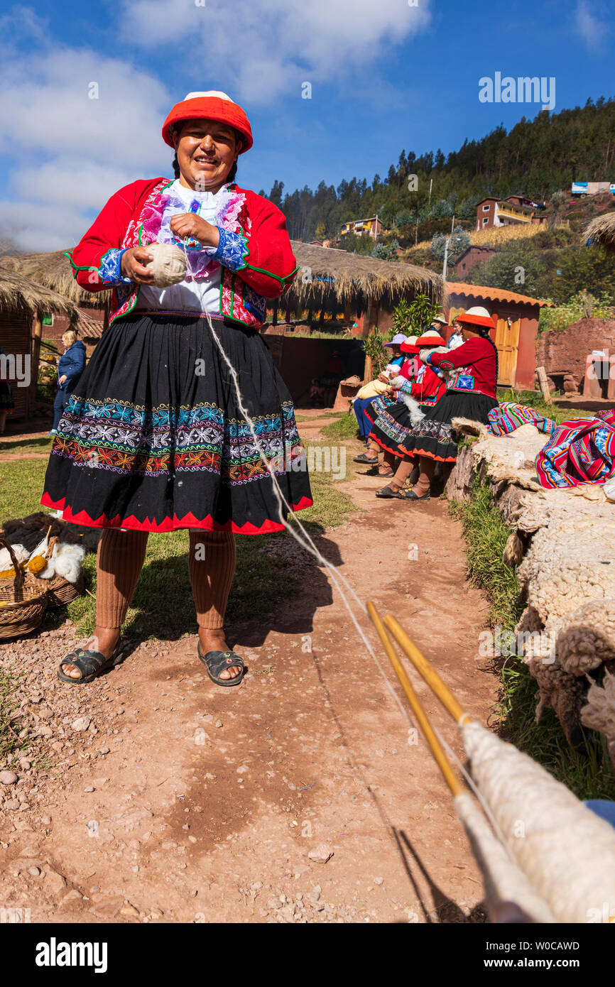 Ccaccaccollo Women’s Weaving Cooperative community, Sacred Valley, Peru ...