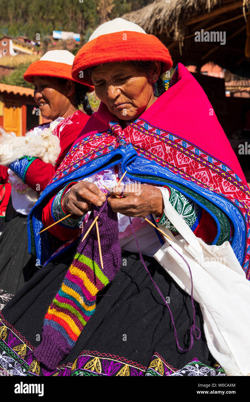 Ccaccaccollo Women’s Weaving Cooperative community, Sacred Valley, Peru ...