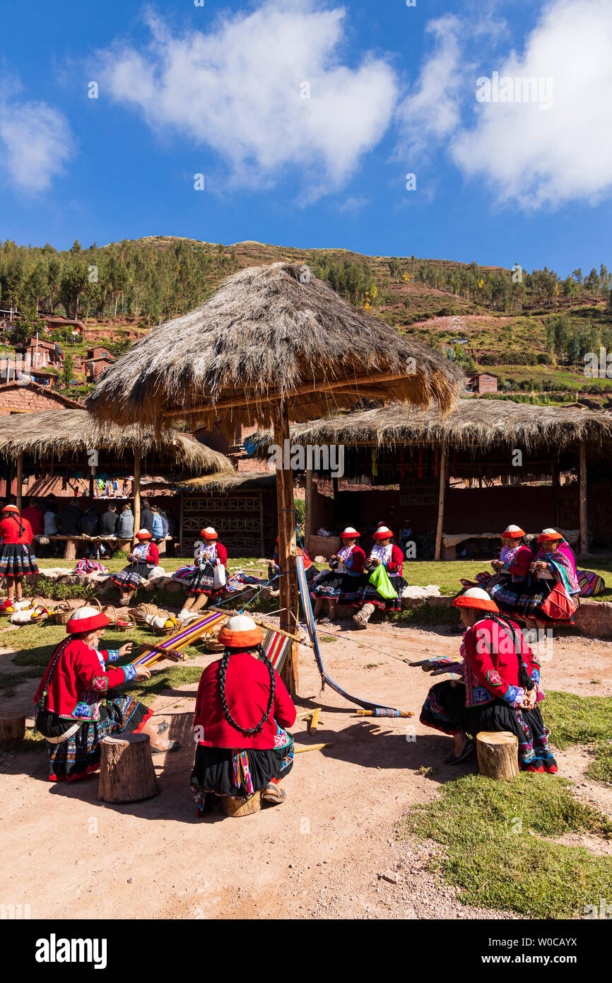 Peru weaving lady hi-res stock photography and images - Alamy