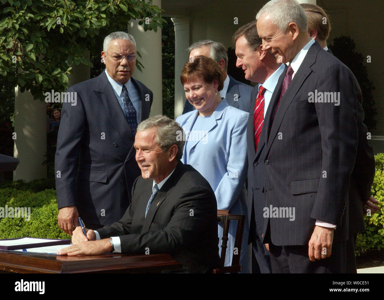 President George W. Bush signs the US-Australia Free Trade Agreement ...