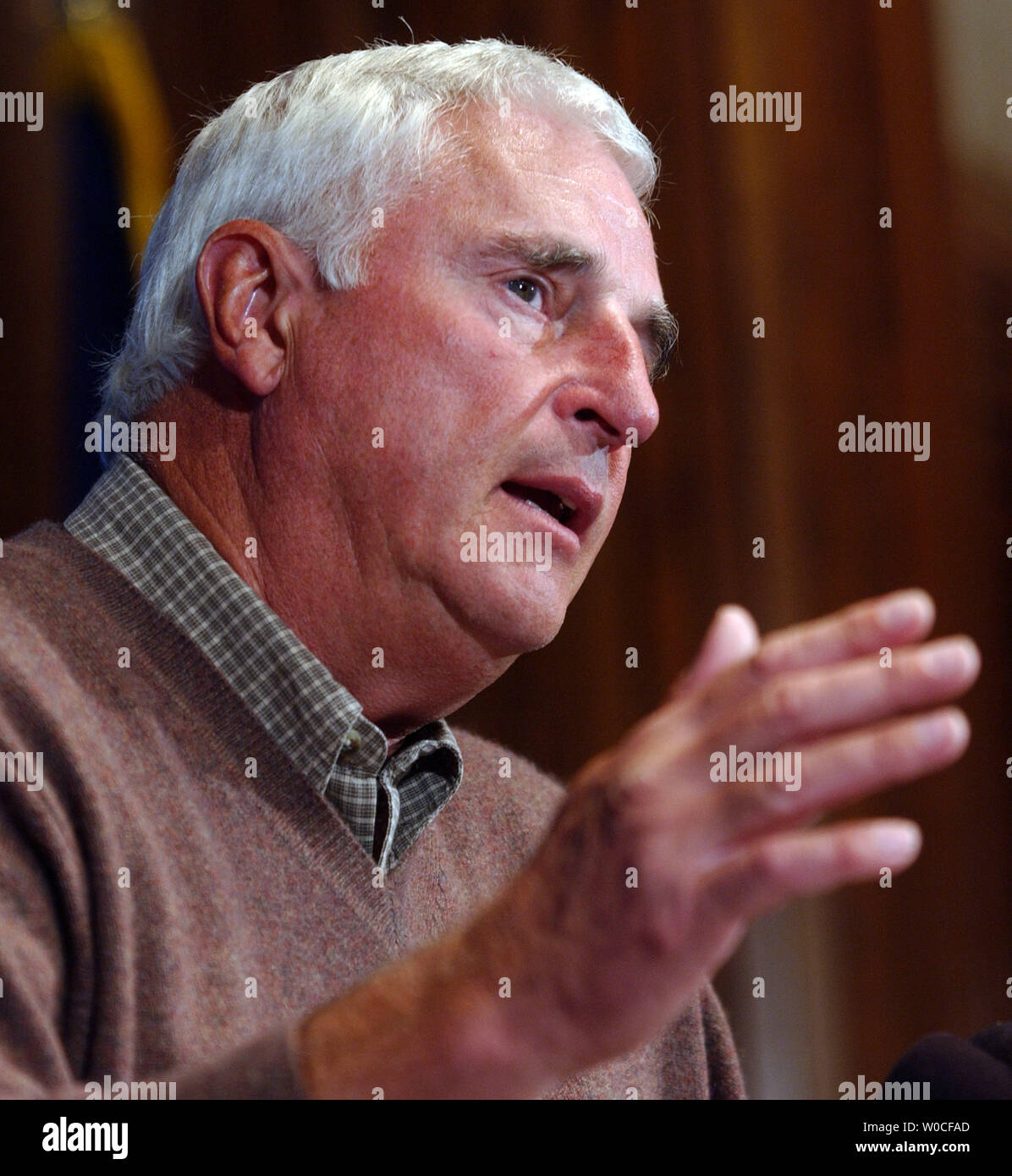 Texas Tech University basketball coach Bobby Knight speaks to those ...