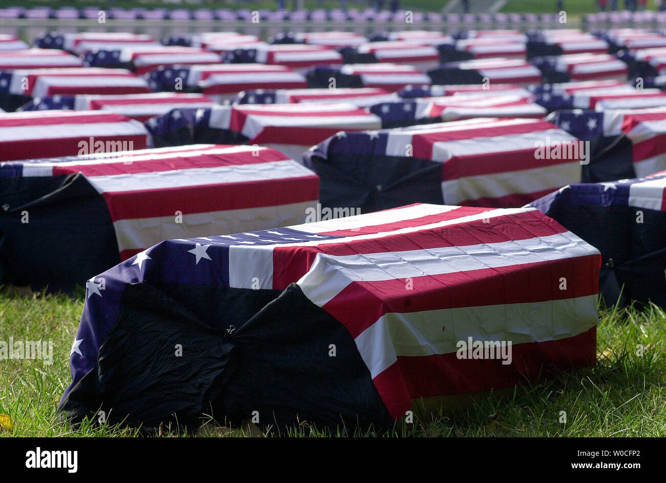 Flag draped coffins hi-res stock photography and images - Alamy