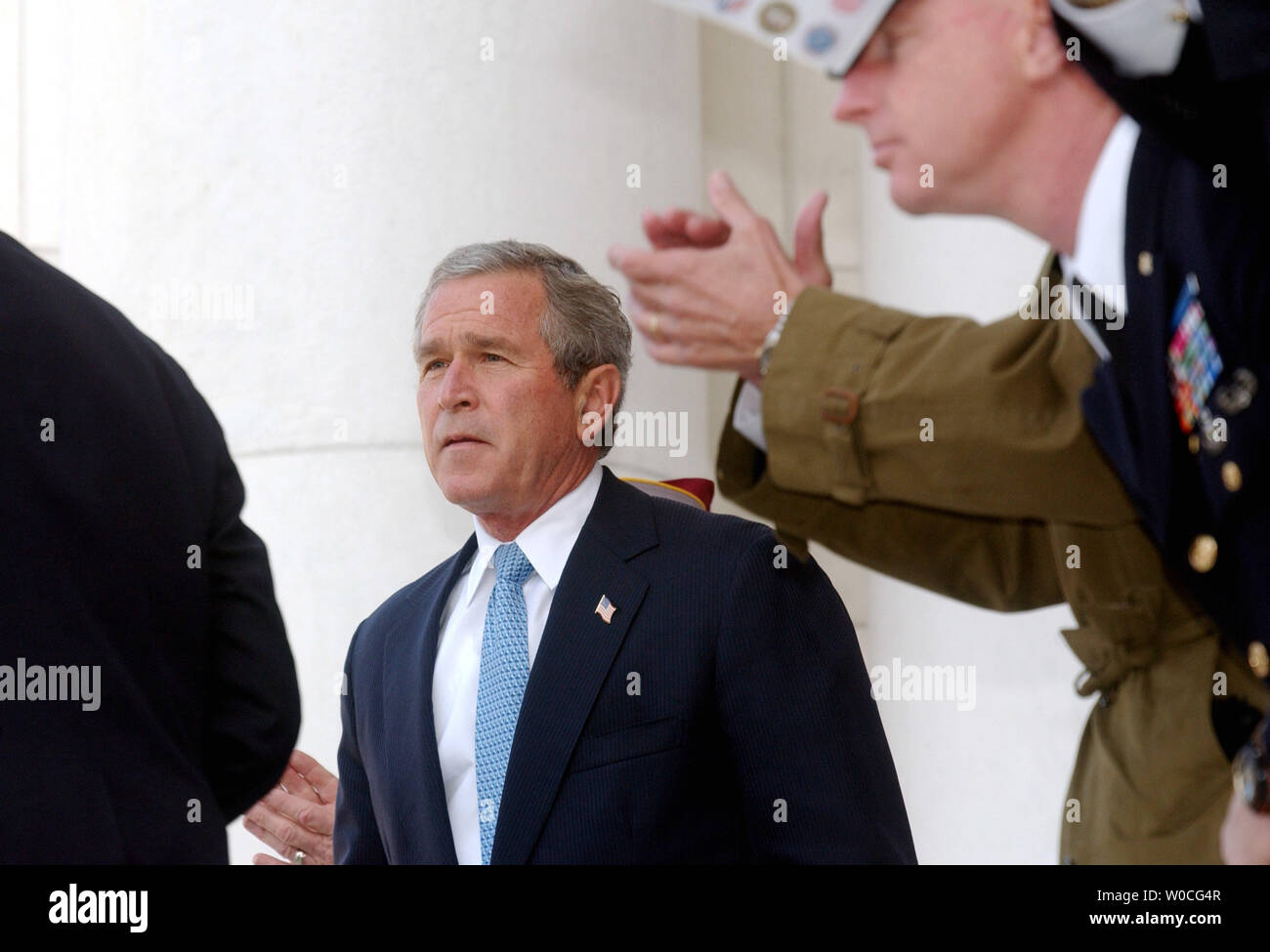 George w bush speaking to troops hi-res stock photography and images ...
