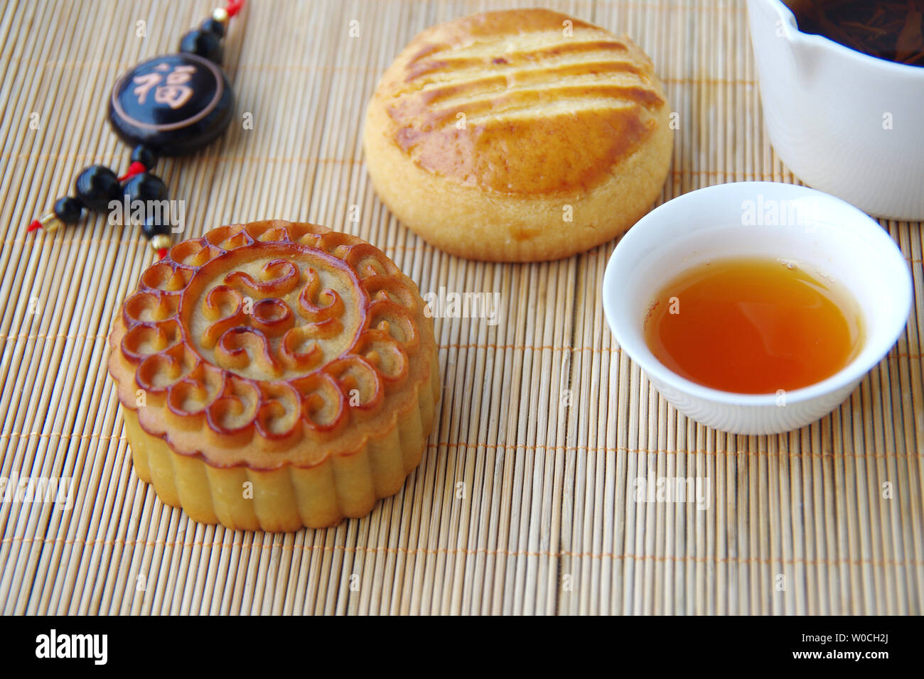 Tea set and moon cakes Stock Photo - Alamy