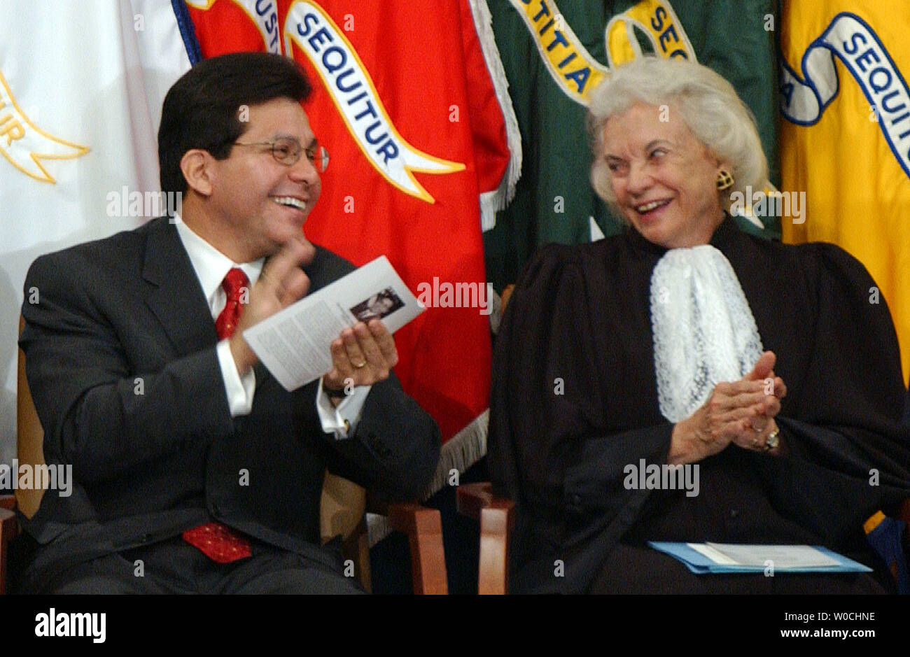Sandra day o'connor swearing hi-res stock photography and images - Alamy