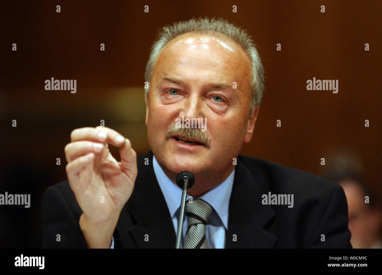 George galloway saddam hussein hi-res stock photography and images - Alamy