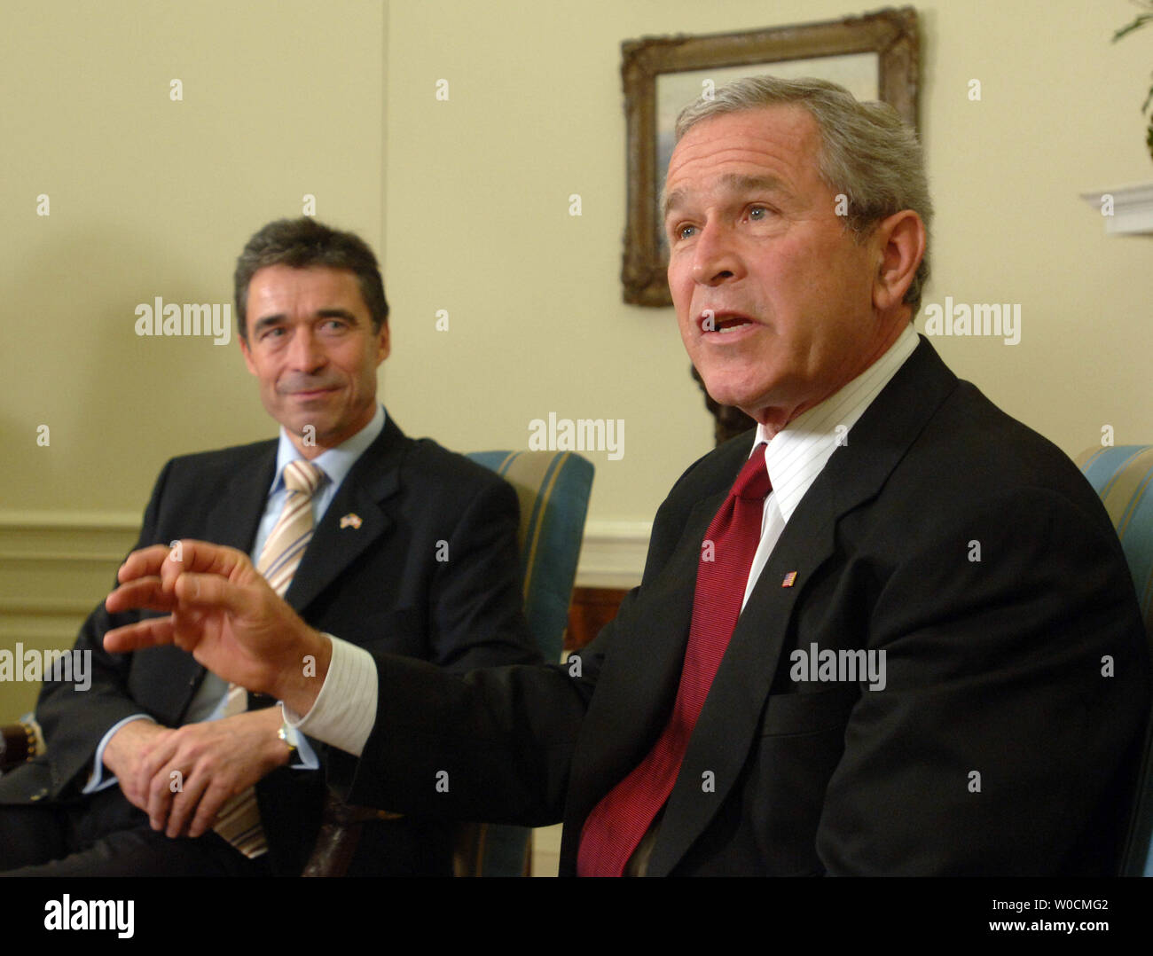 George bush 2005 office hi-res stock photography and images - Alamy