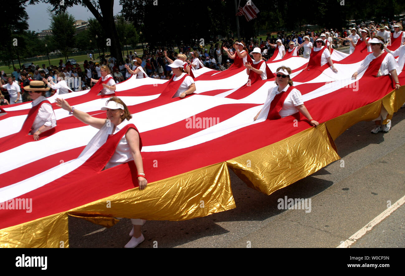 Members of the Daughters of the American Revolution perform in the ...