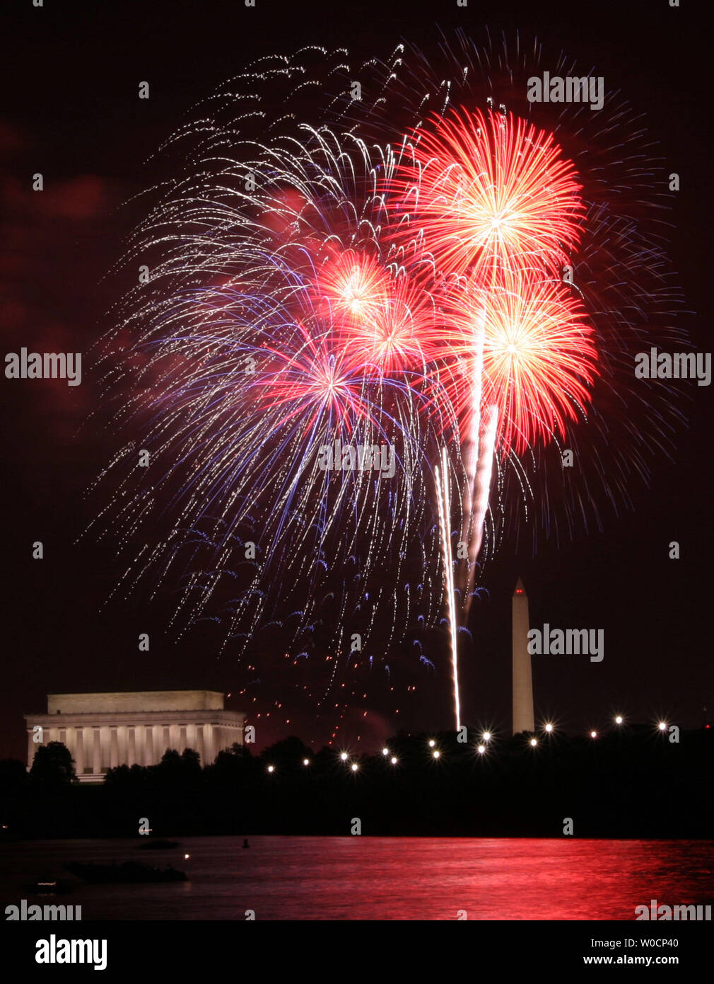 Fireworks explode over the National Mall as part of Independence Day ...
